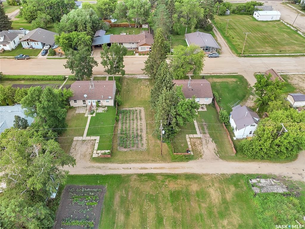 108/110 1st AVENUE N, Hyas, SK S0A 1K0 | MLS #SK988073 | Zillow