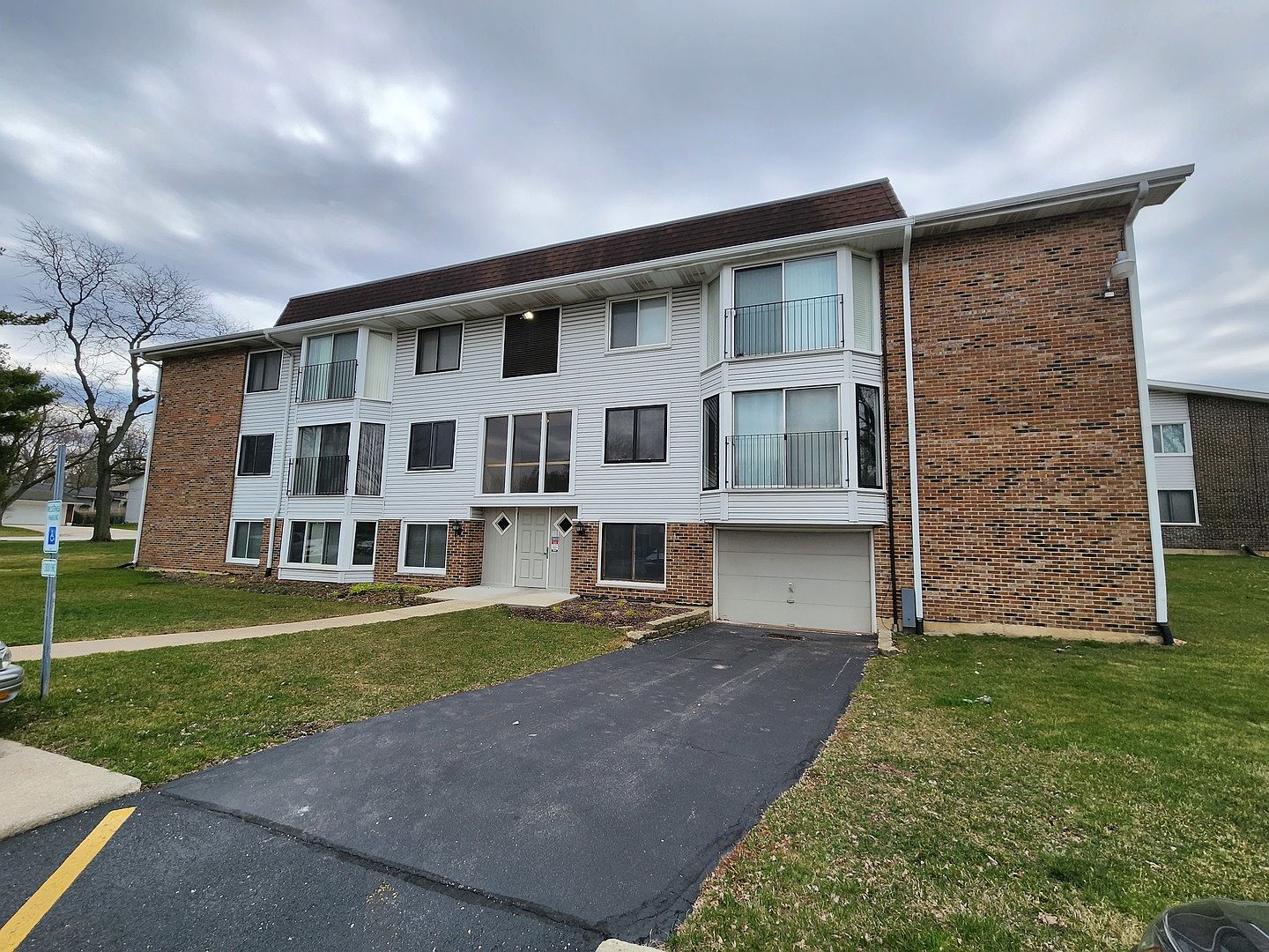 2800 Mitchell Dr APT 2, Woodridge, IL 60517 | Zillow