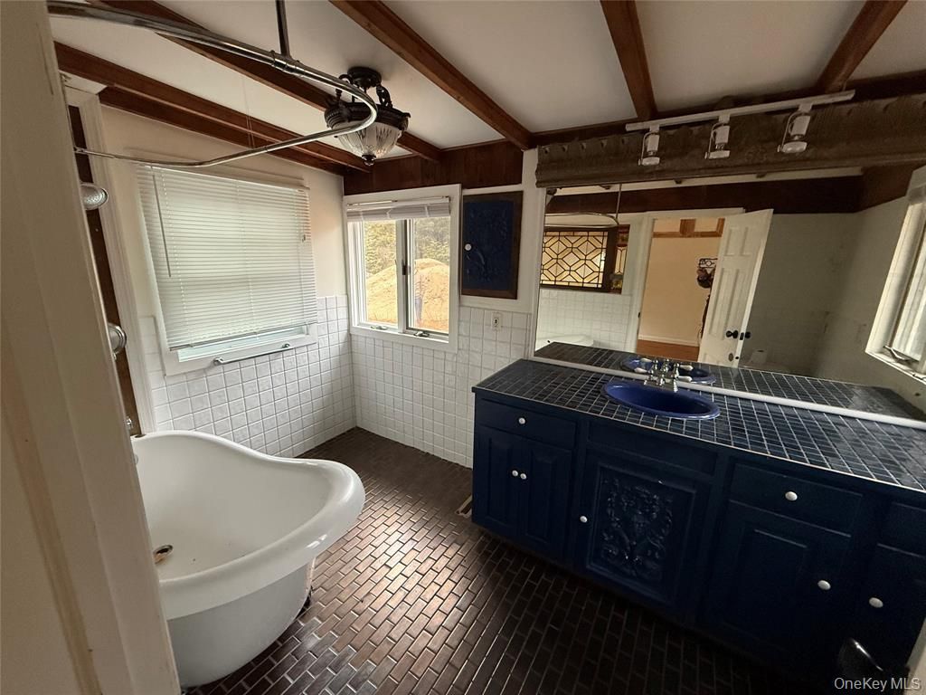 39 Cedar Dr, Southampton, NY 11968 | Out East