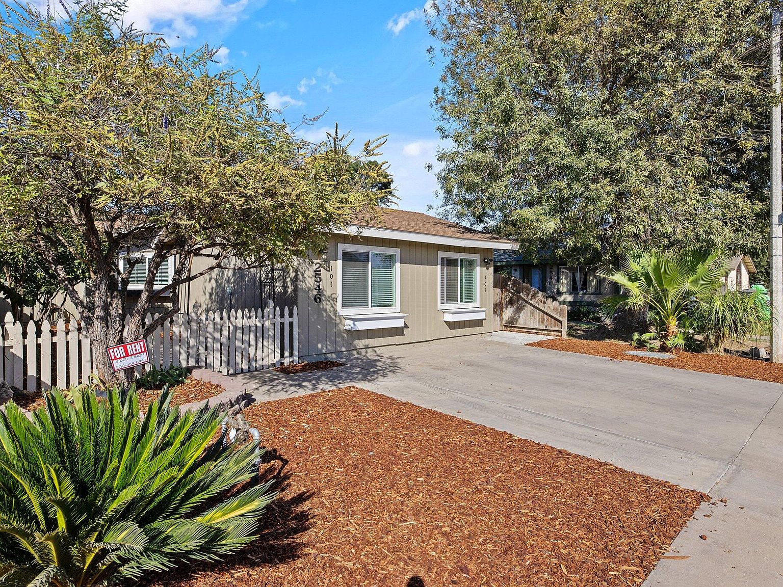 2546 W Victor Court, Visalia, CA 93277 | Zillow