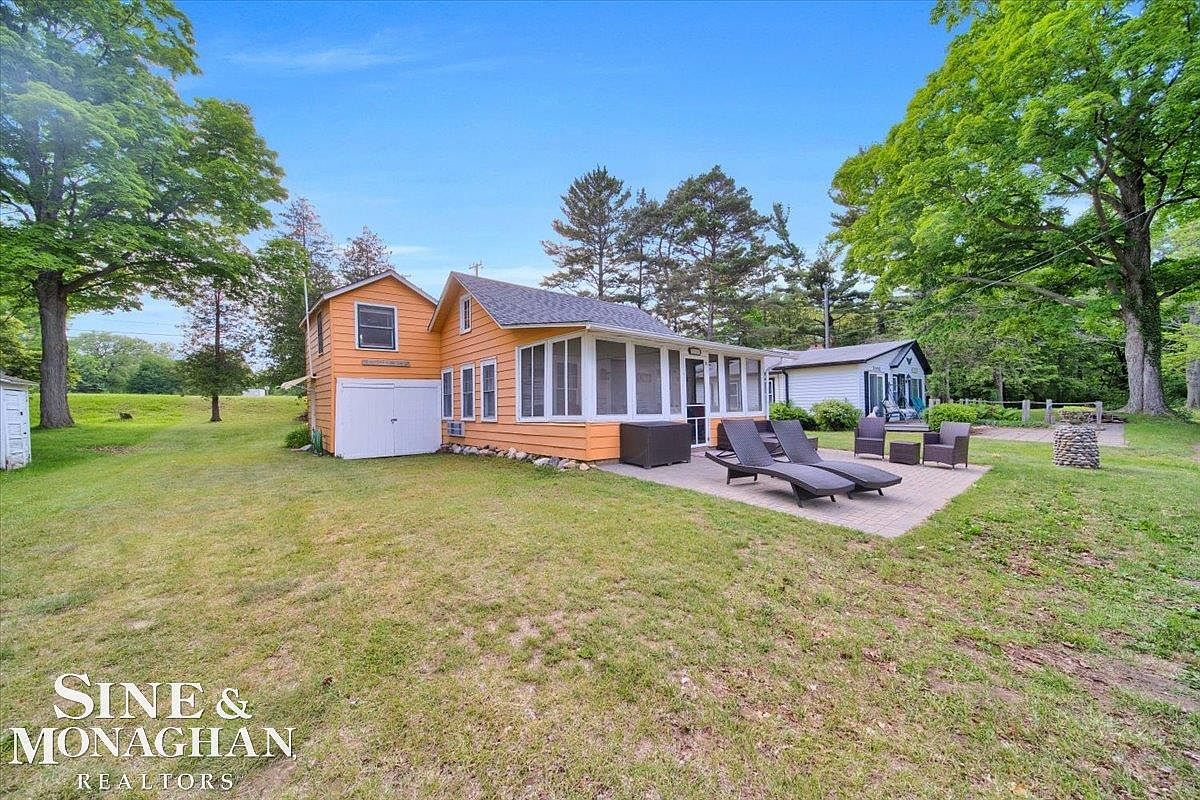 2328 Lakeshore Rd, Carsonville, MI 48419 | Zillow