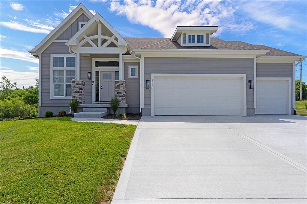 2006 SW Red Barn Ln, Lee's Summit, MO 64082 | Zillow