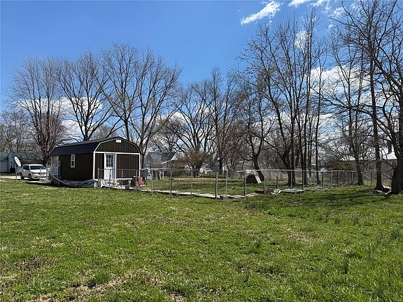 219 S West St, Brownstown, IL 62418 | Zillow