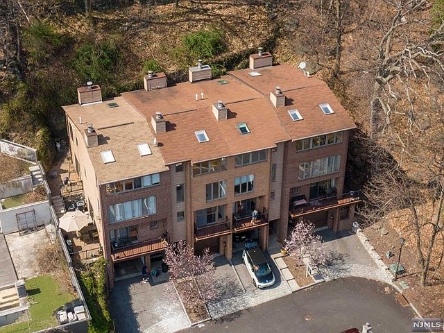 29 Yorkview Dr, Edgewater, NJ 07020 | Zillow