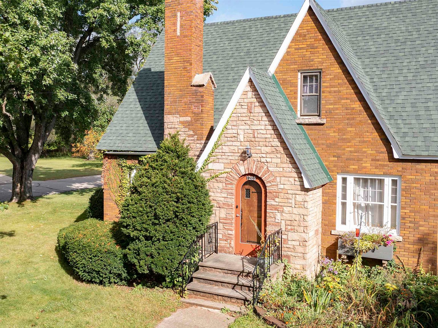 1203 Royalton St, Waupaca, WI 54981 | Zillow