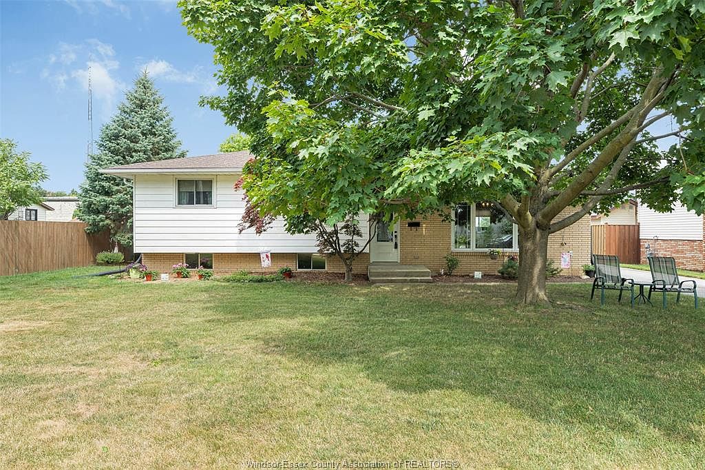 113 Hill St, Kingsville, ON N0R 1B0 | MLS #25018661 | Zillow