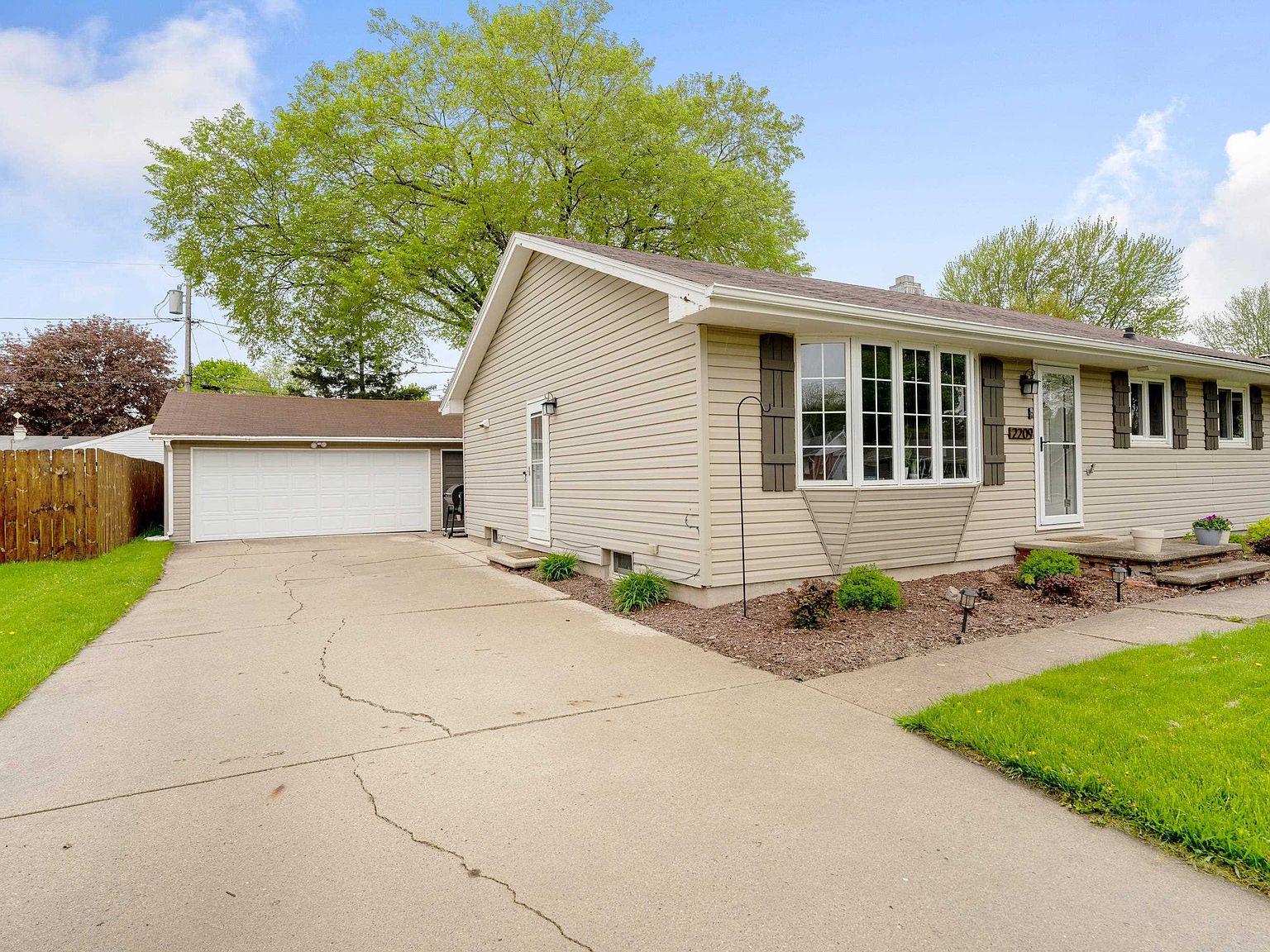 2209 S Telulah Ave, Appleton, WI 54915 | Zillow