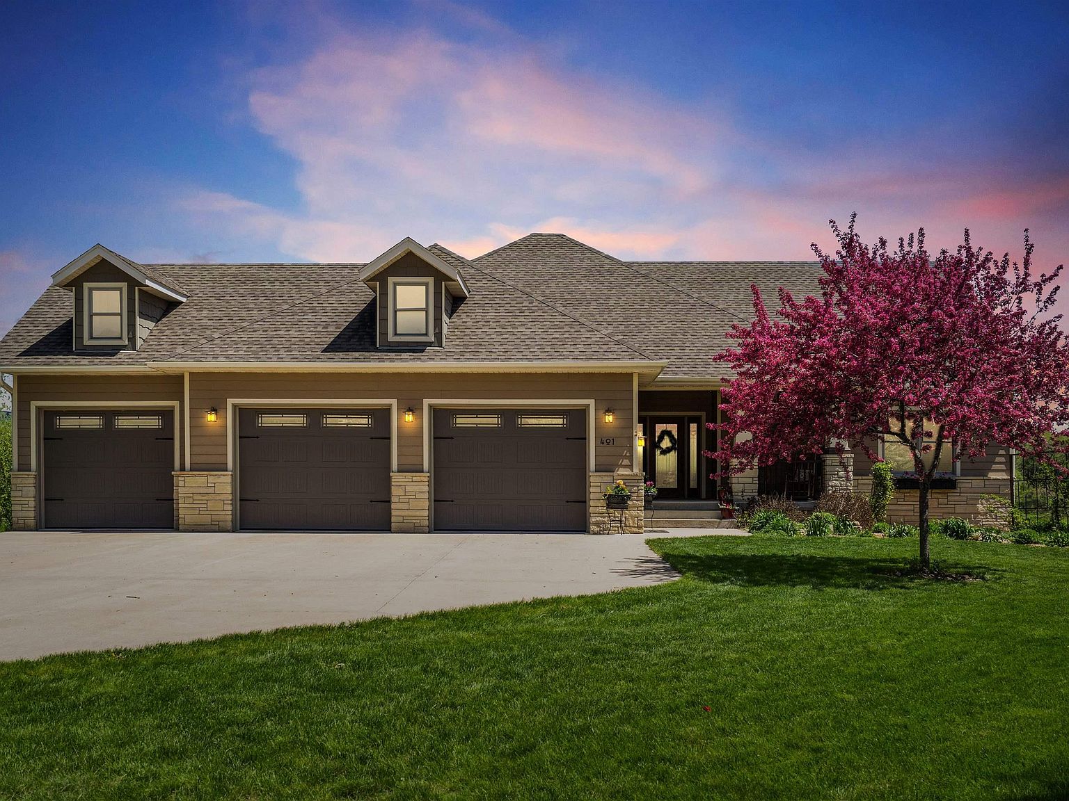 401 Jones St, Fayette, IA 52142 | Zillow