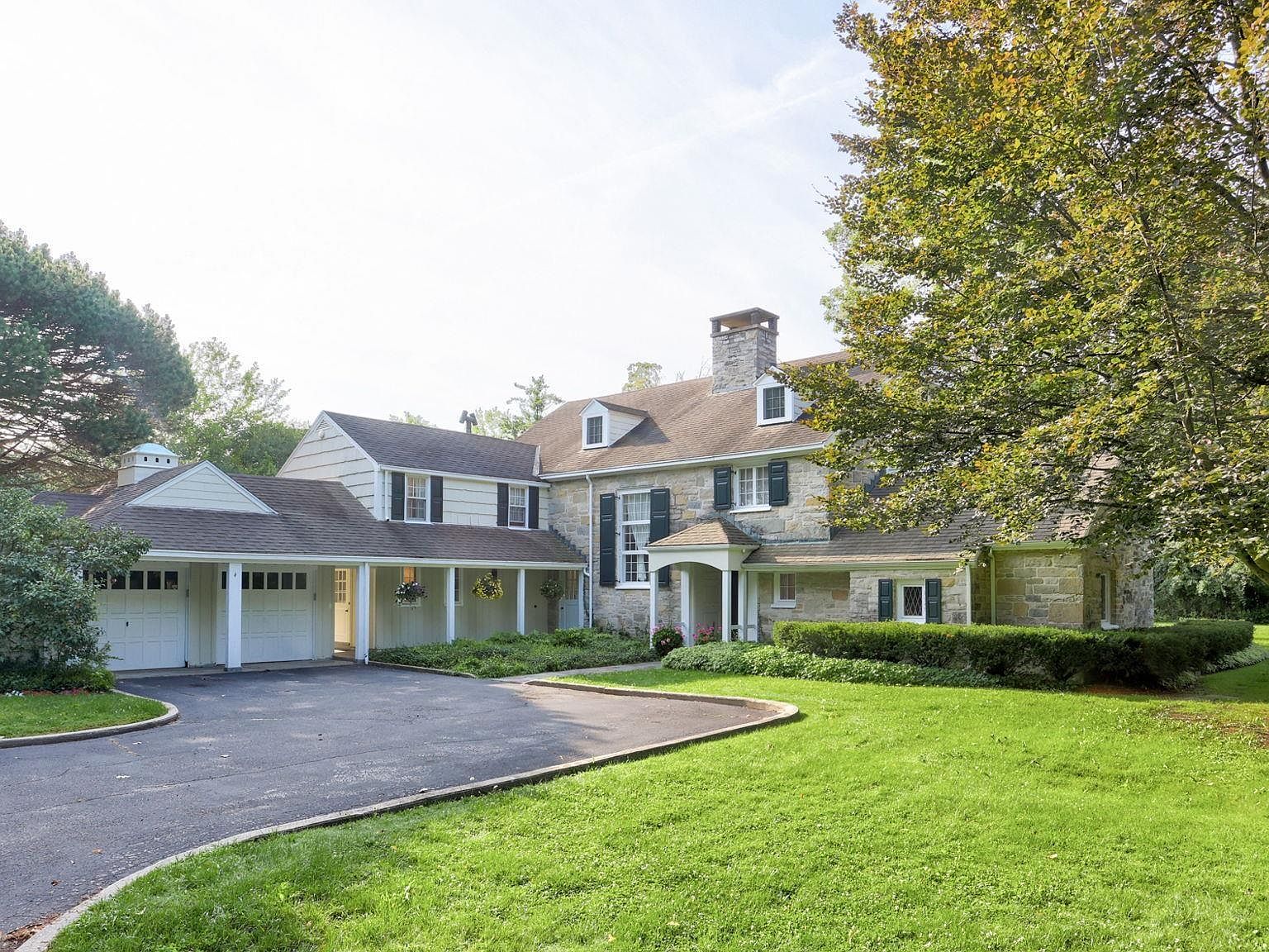 4 Center Woods Dr N, Saginaw, MI 48638 | Zillow