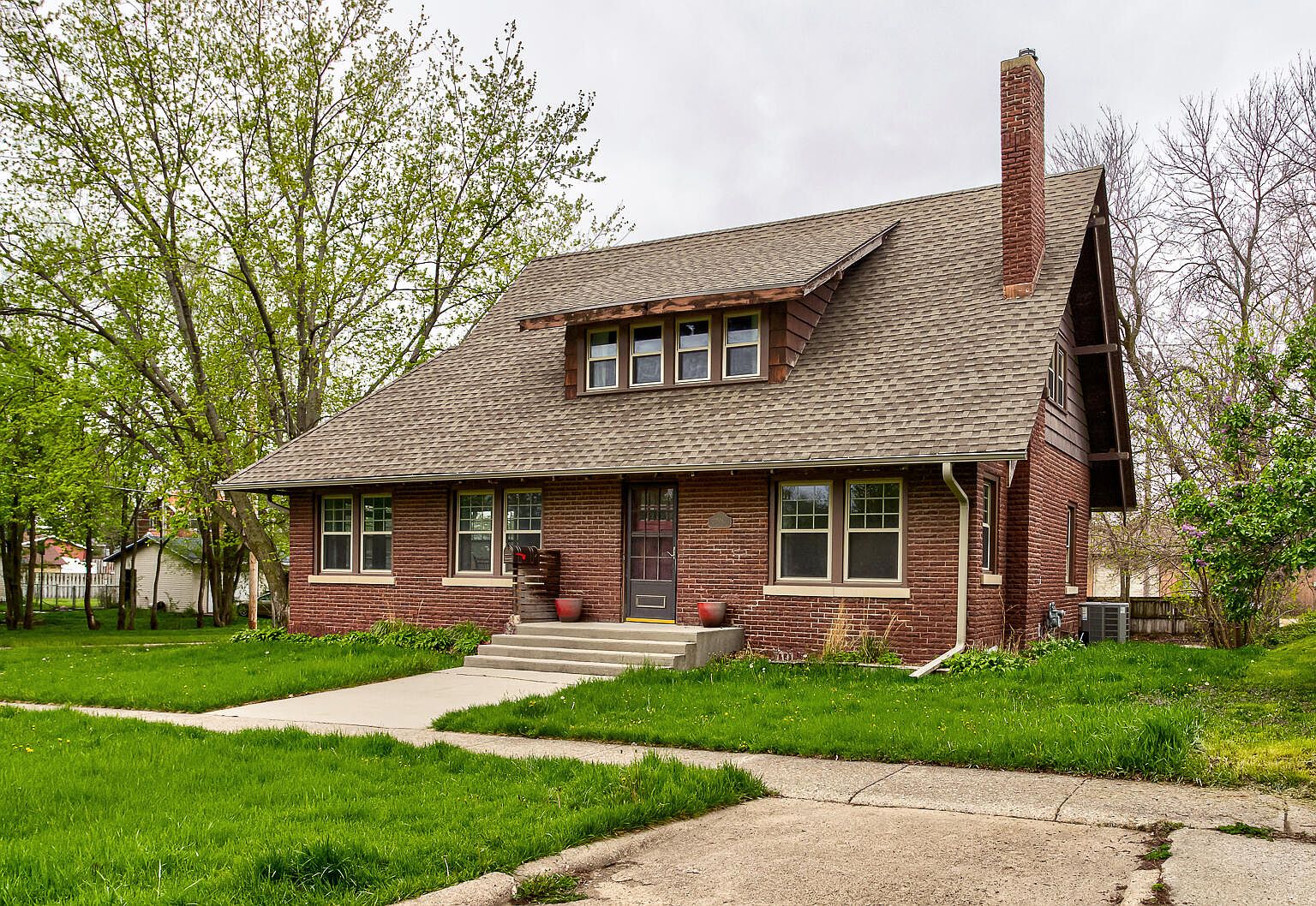 904 7th St, Nevada, IA 50201 | Zillow