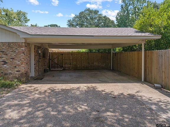 909 Elizabeth St, Gilmer, TX 75644 | MLS #24011095 | Zillow
