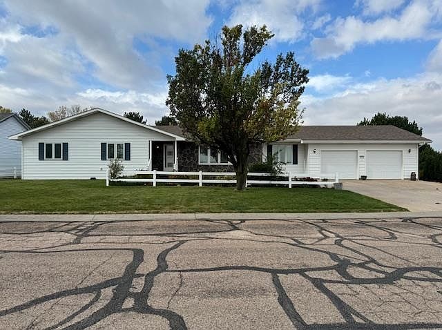 708 Southwood Ct, Quinter, KS 67752 | MLS #203912 | Zillow
