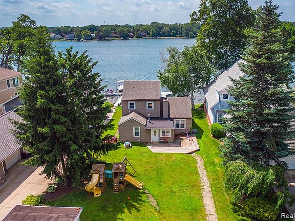 8605 Edgewood Park Dr, Commerce Township, MI 48382 | MLS #20230003136 ...