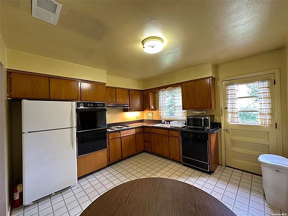 3 Compass Court, Huntington, NY 11743 | MLS #3503347 | Zillow