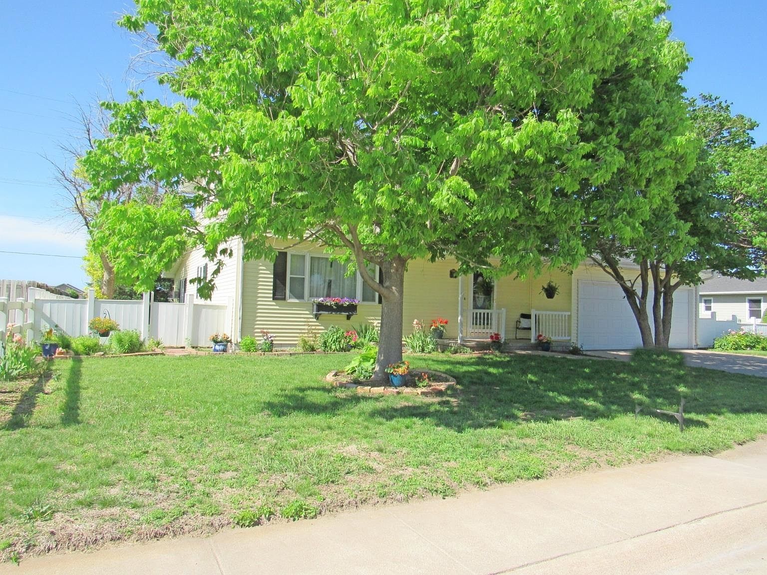 702 W 19th St, Cozad, NE 69130 | MLS #20230609 | Zillow