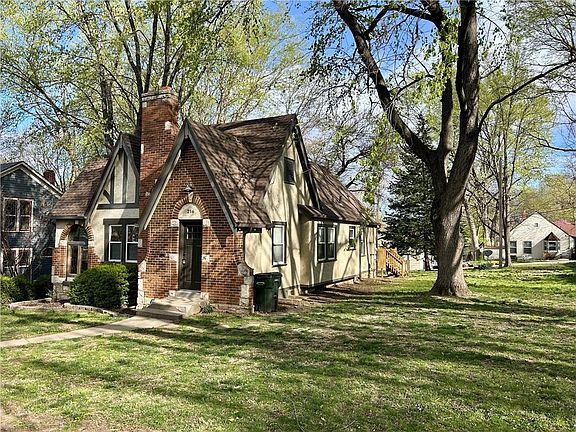 216 Pine St, Leavenworth, KS 66048 | Zillow