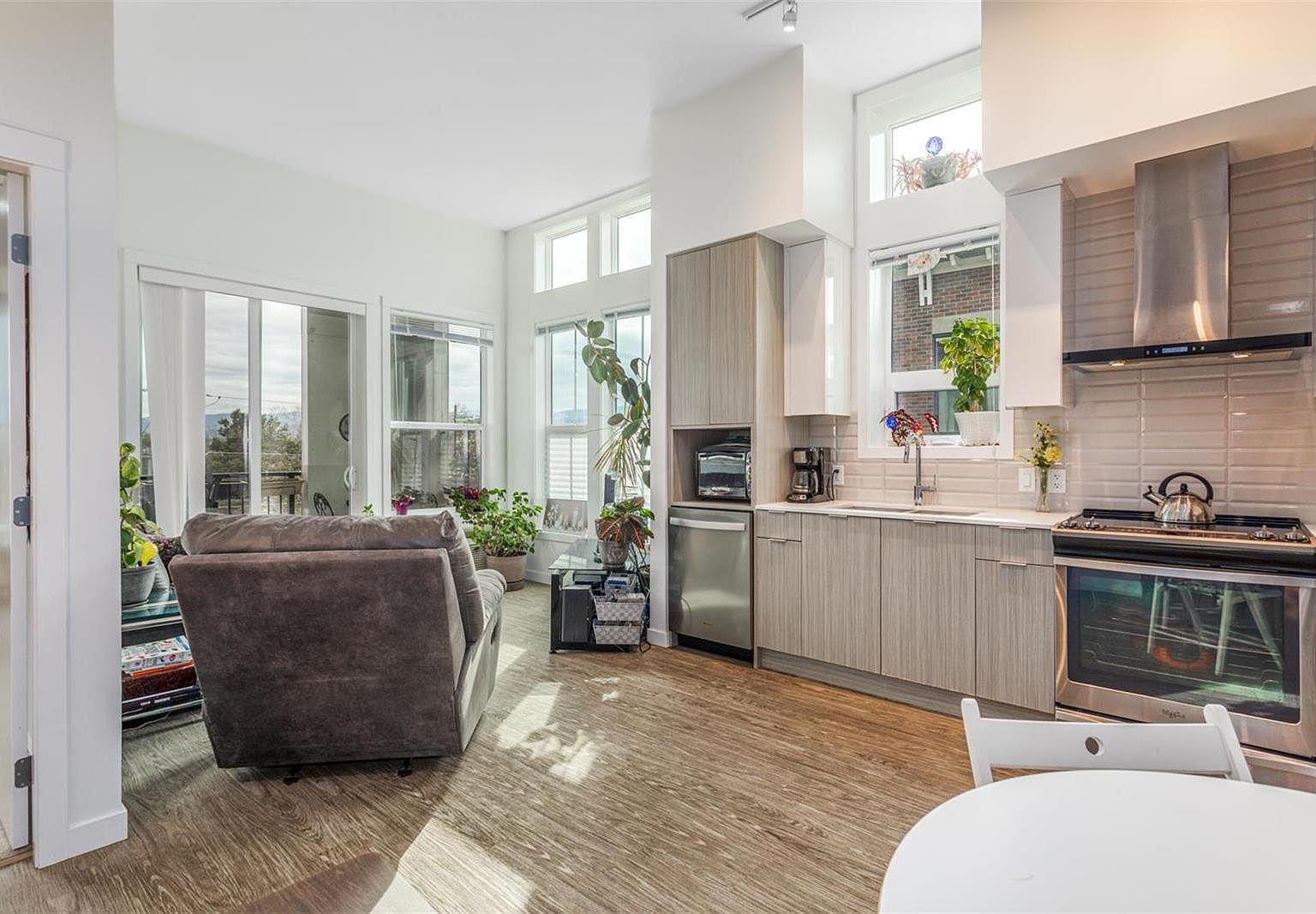 1770 Richter St PENTHOUSE 6, Kelowna, BC V1Y 0E6 | Zillow