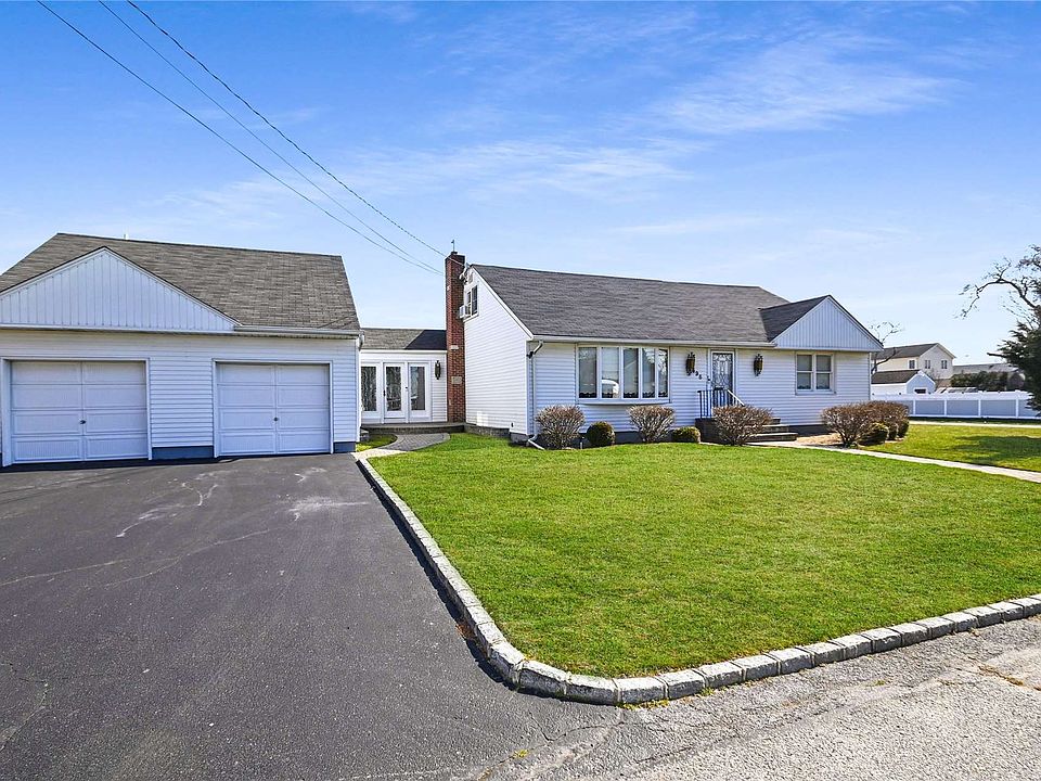 696 S 6th Street, Lindenhurst, NY 11757 | MLS #3470044 | Zillow