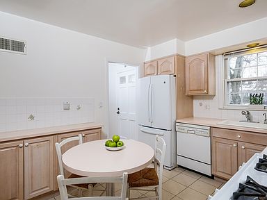 90 Daisy Farms Dr, New Rochelle, NY 10804 | Zillow