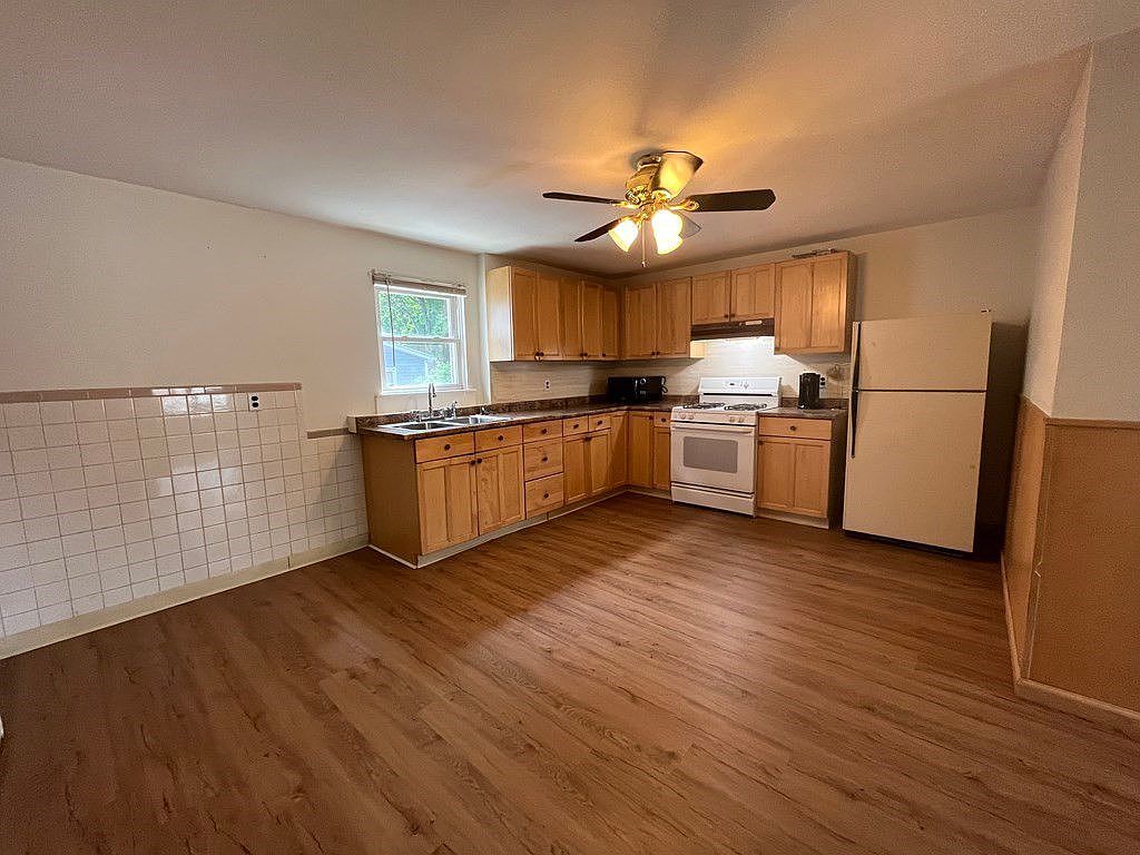 212 School St APT A, Waltham, MA 02451 | Zillow