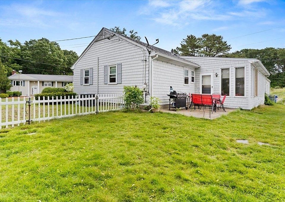 25 Naushon Ct, Pawtucket, RI 02861 | Zillow