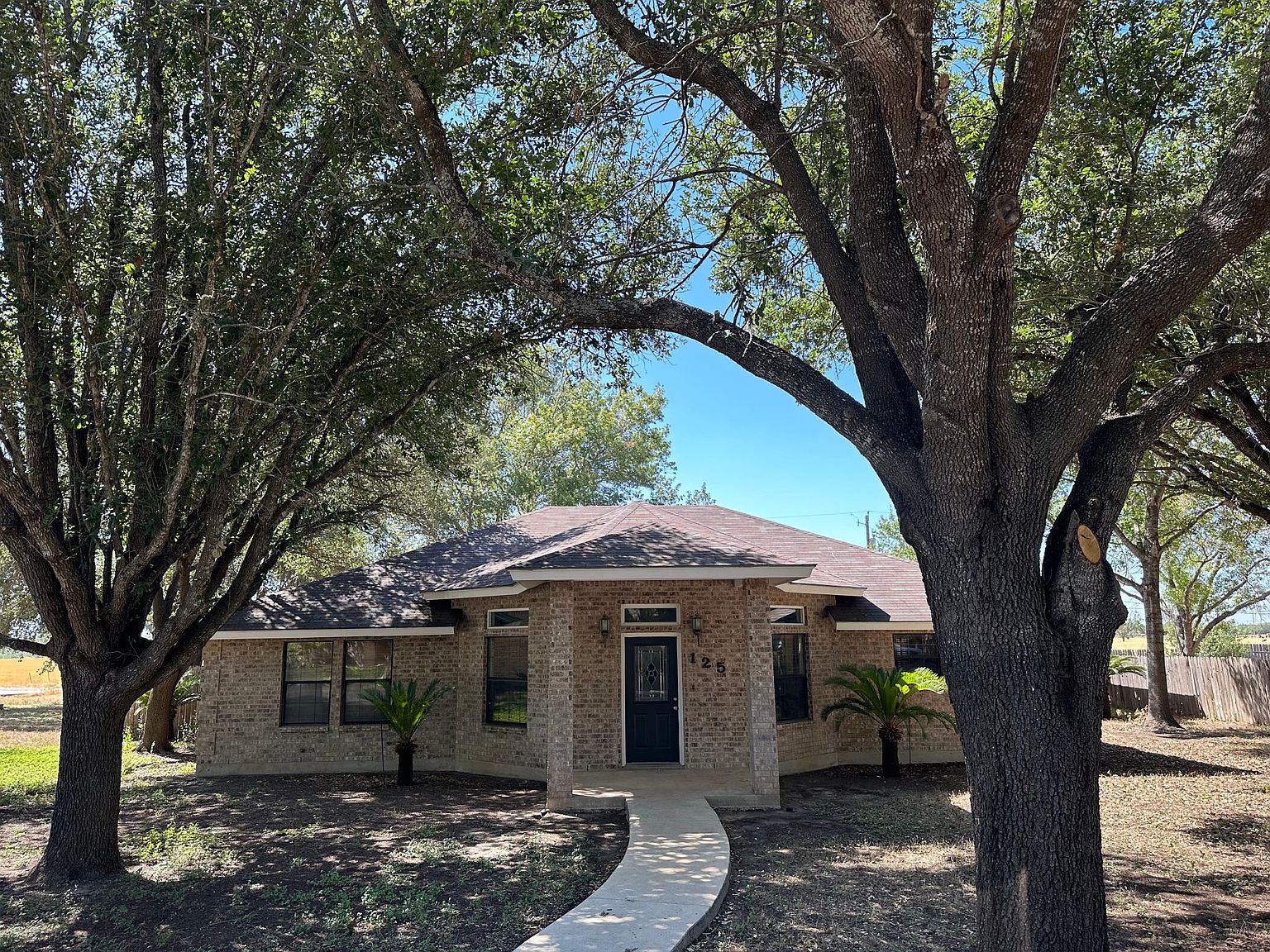 125 S Bluebonnet Dr, Uvalde, TX 78801 | Zillow
