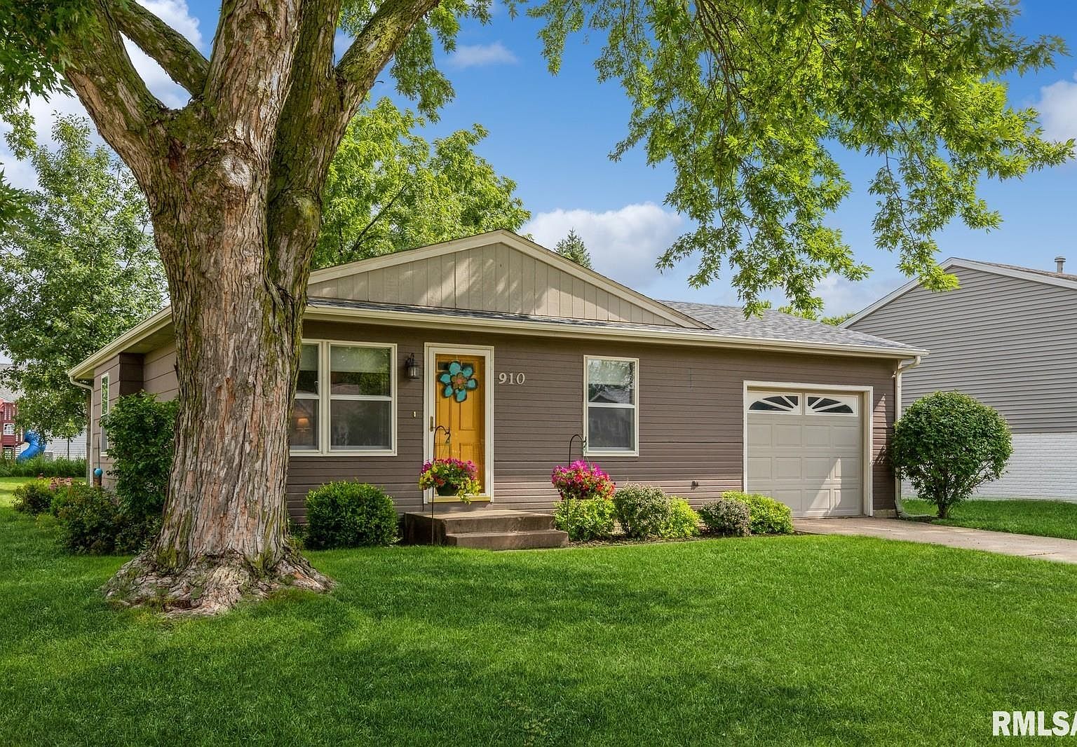 910 W Donahue St, Eldridge, IA 52748 | Zillow