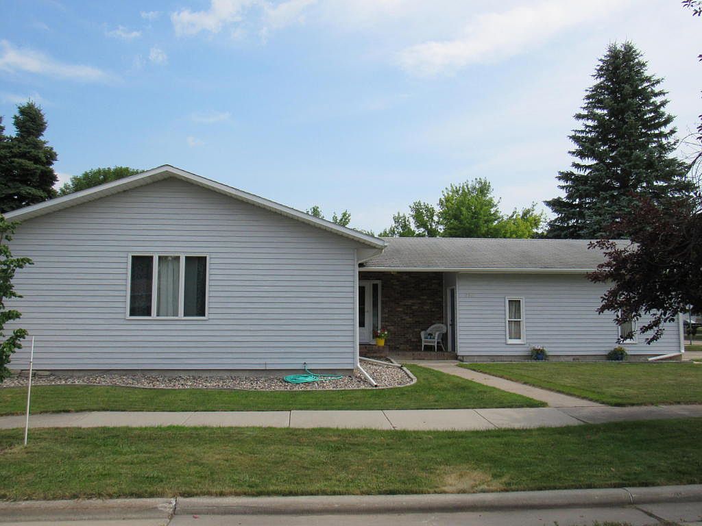 2321 W Springbrook Ct, Grand Forks, ND 58201 | Zillow
