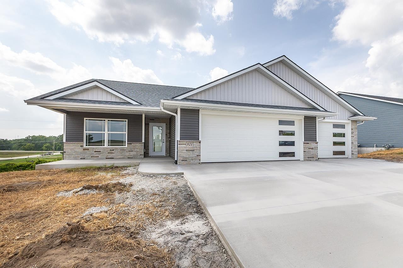 921 Red Oak St, Manchester, IA 52057 | Zillow