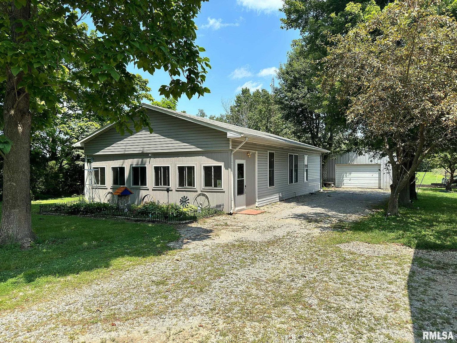 2376 County Road 940 N, Flora, IL 62839 | Zillow
