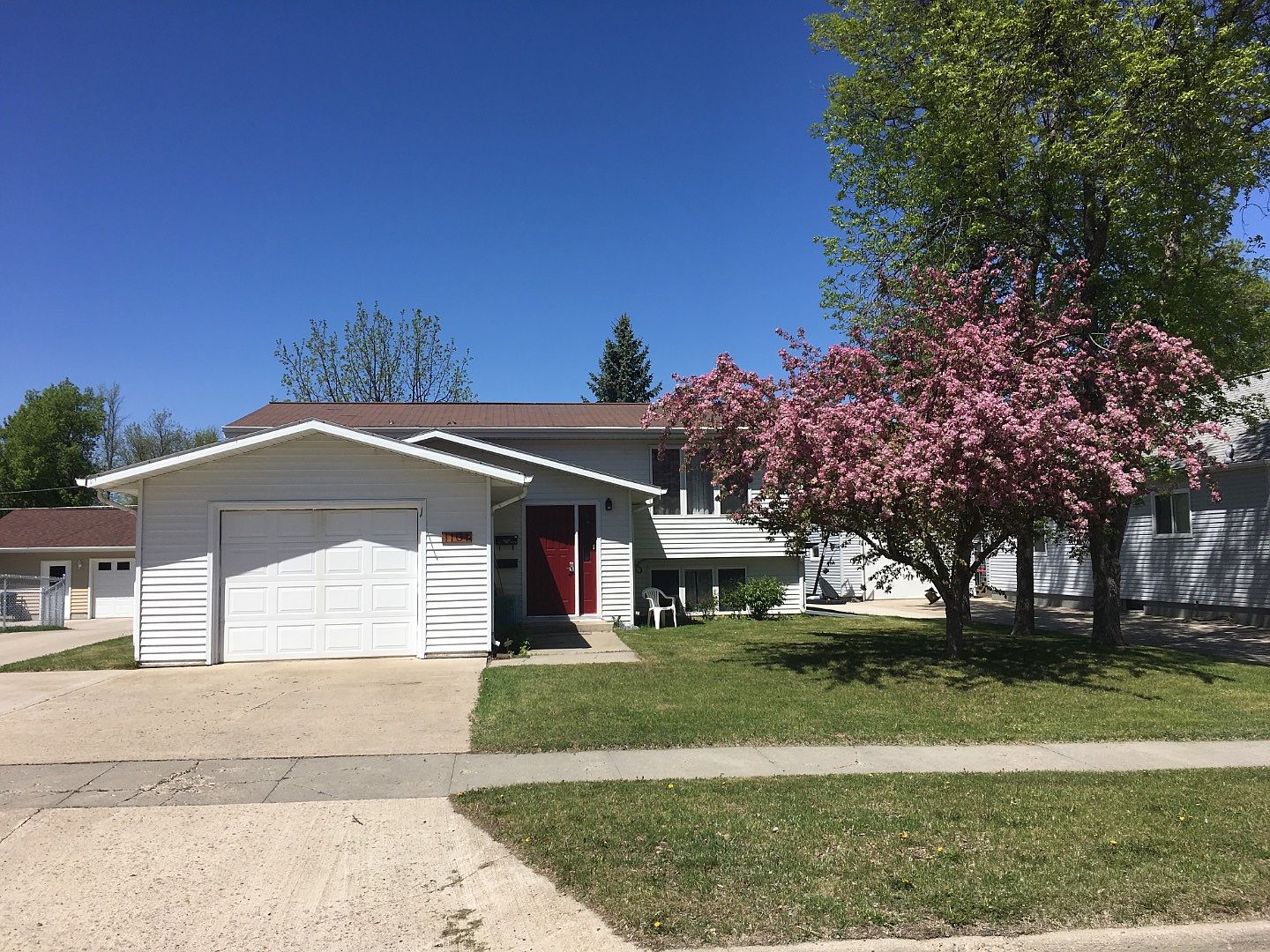 1101 6th St NE, Devils Lake, ND 58301 | Zillow