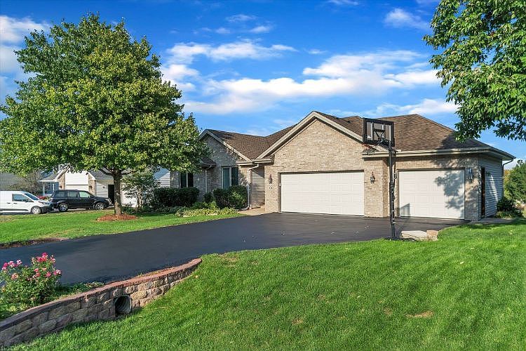 9343 Forest Ridge Dr, Roscoe, IL 61073 | Zillow