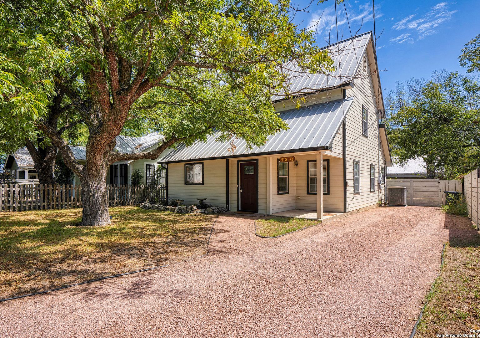 413 1/2 S Milam St, Fredericksburg, TX 78624 | Zillow