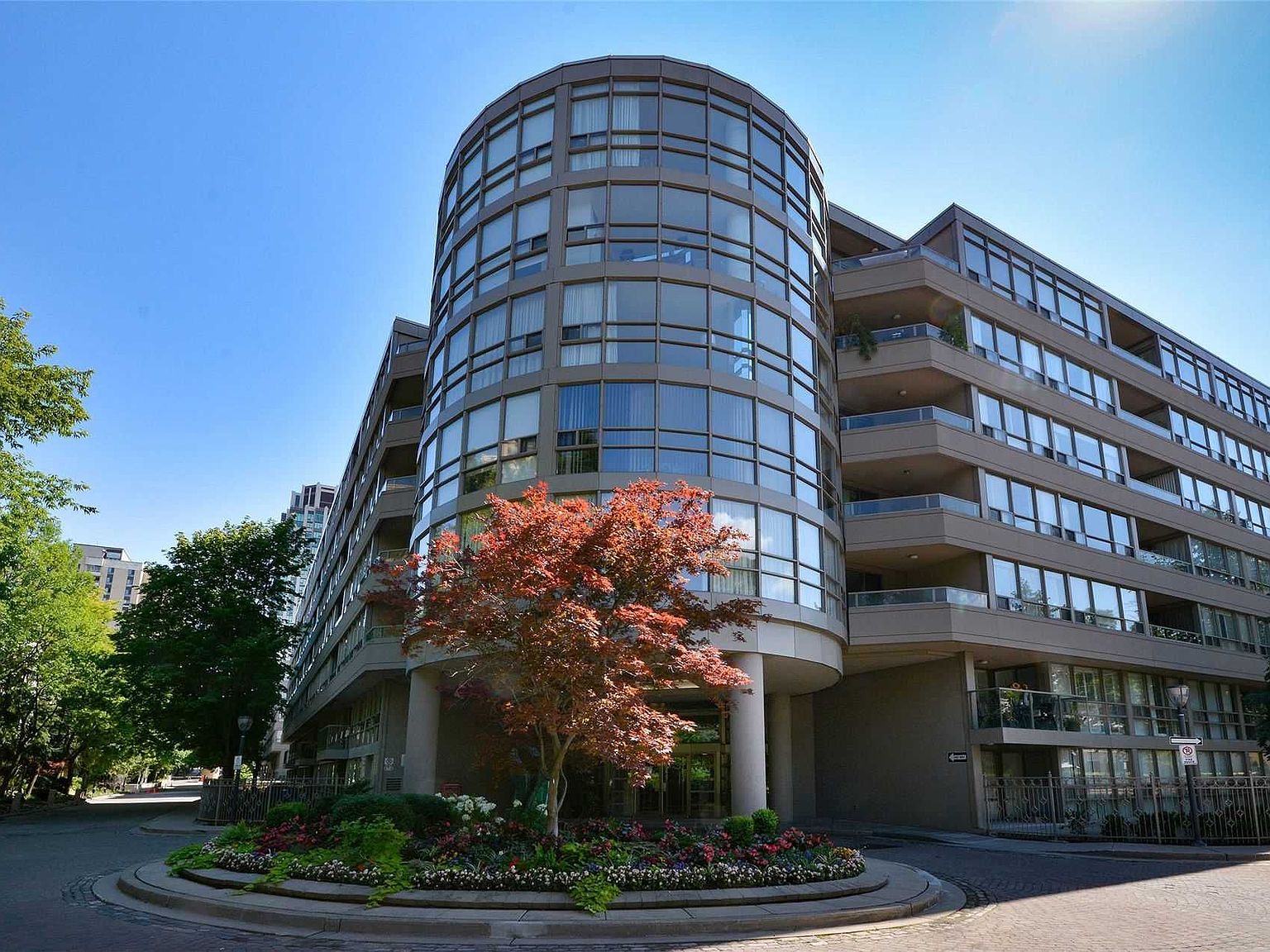 18 Lower Village Gate #211, Toronto, ON M5P 3M1 | Zillow