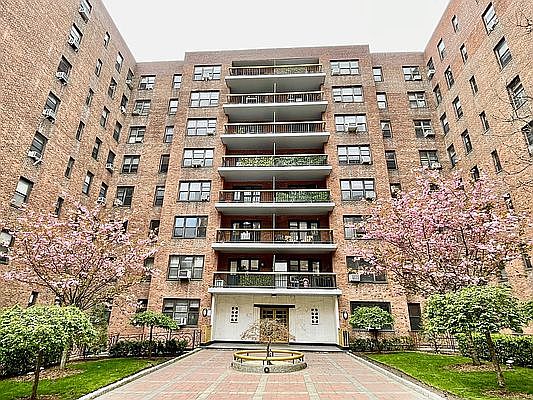6776 Booth St APT 4F, Flushing, NY 11375 | Zillow