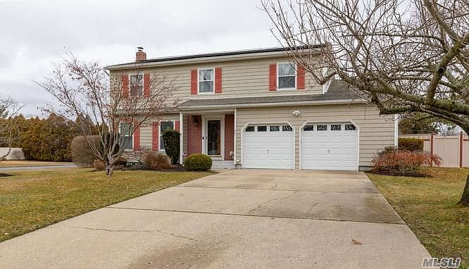 71 Loop Dr, Sayville, NY 11782 | Zillow