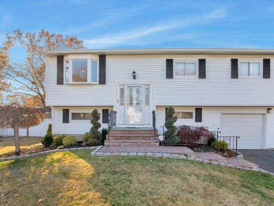 22 Fiesta Dr, Centereach, NY 11720